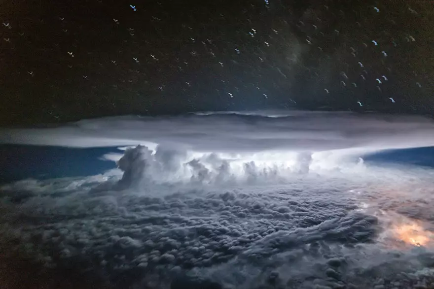 Por encima del ala de la aeronave - tormentas, tormentas eléctricas y nubes en las imágenes del piloto, que ama tomar fotos