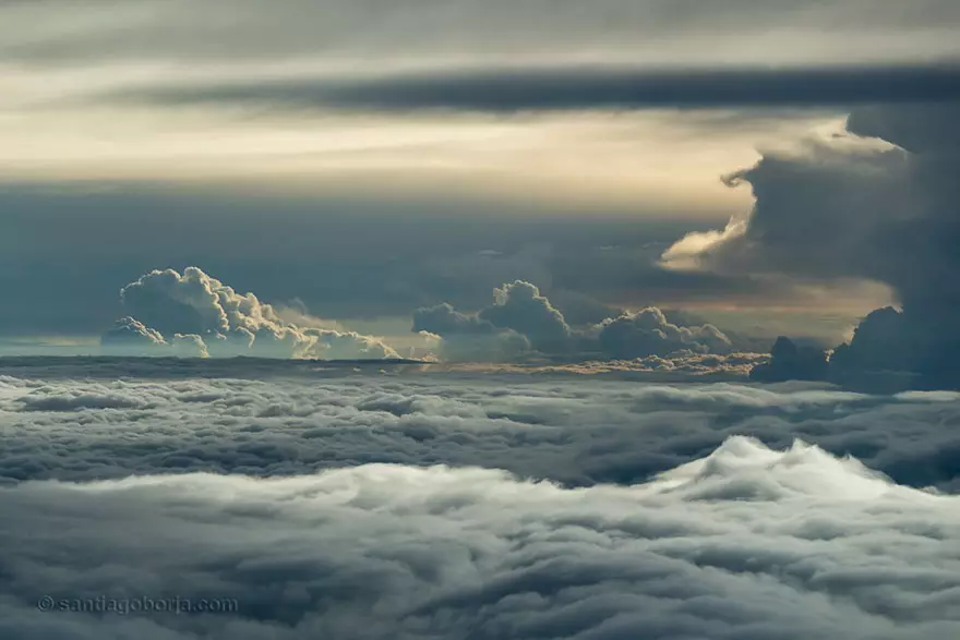 Bo die vleuel van die vliegtuig - storms, donderstorms en wolke in die prente van die vlieënier, wat daarvan hou om foto's te neem