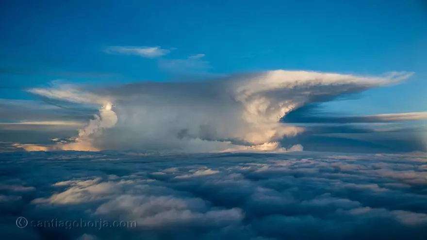 Por encima del ala de la aeronave - tormentas, tormentas eléctricas y nubes en las imágenes del piloto, que ama tomar fotos