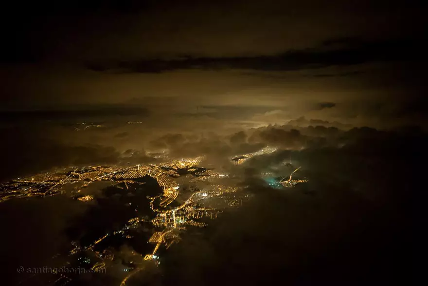 Bo die vleuel van die vliegtuig - storms, donderstorms en wolke in die prente van die vlieënier, wat daarvan hou om foto's te neem