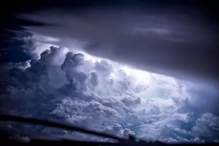 航空機の翼の上 - 写真を撮るのが大好きなパイロットの写真の嵐、雷雨、雲