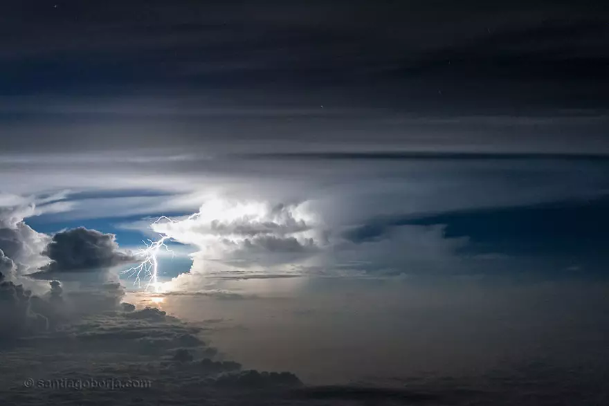 Por encima del ala de la aeronave - tormentas, tormentas eléctricas y nubes en las imágenes del piloto, que ama tomar fotos