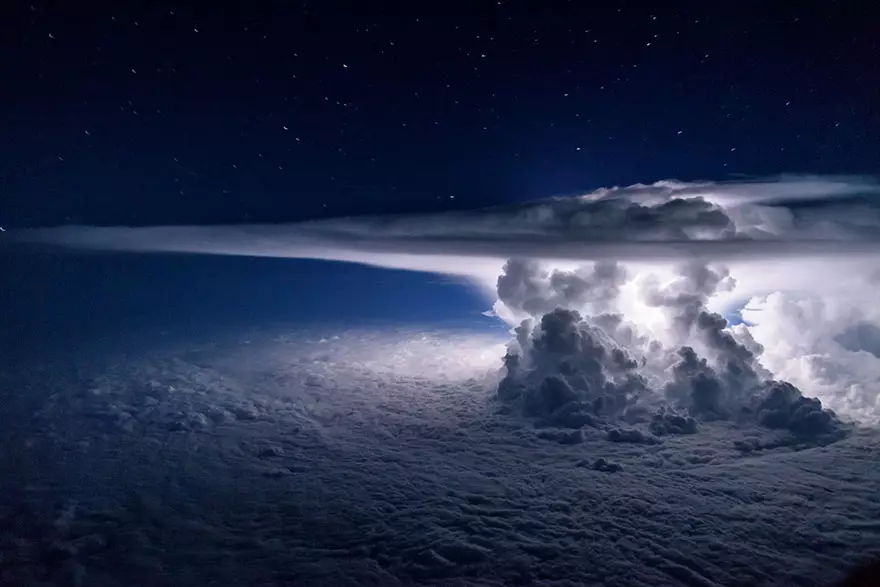 Bo die vleuel van die vliegtuig - storms, donderstorms en wolke in die prente van die vlieënier, wat daarvan hou om foto's te neem