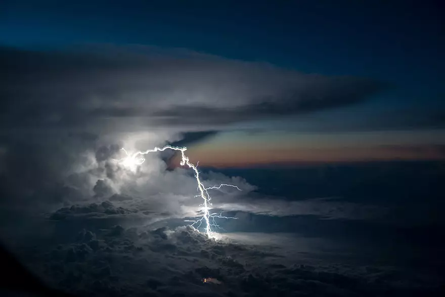 航空機の翼の上 - 写真を撮るのが大好きなパイロットの写真の嵐、雷雨、雲