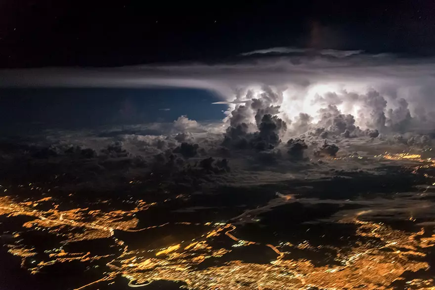 Bo die vleuel van die vliegtuig - storms, donderstorms en wolke in die prente van die vlieënier, wat daarvan hou om foto's te neem