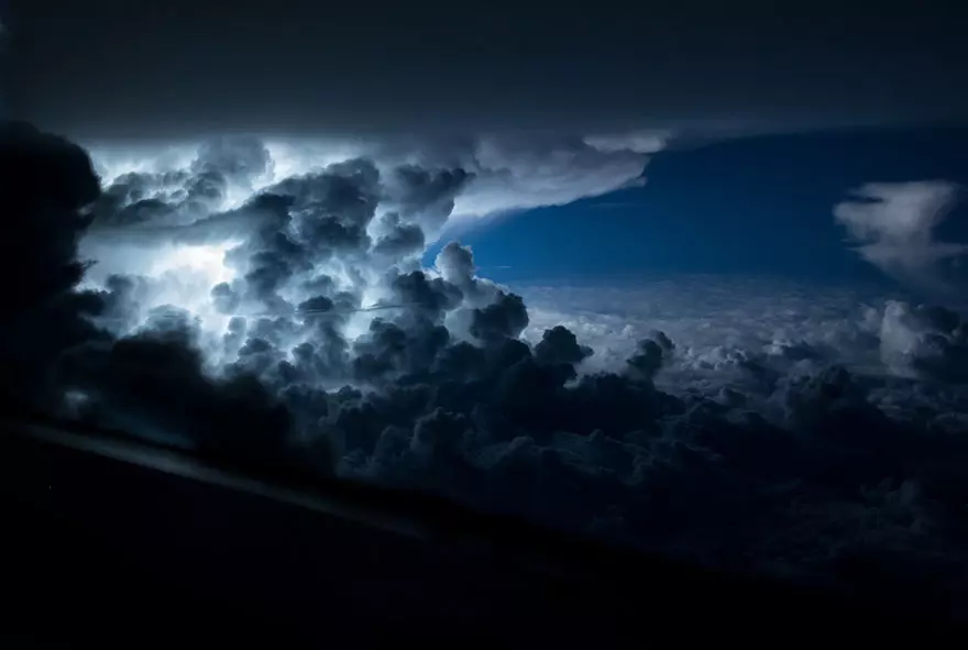 航空機の翼の上 - 写真を撮るのが大好きなパイロットの写真の嵐、雷雨、雲