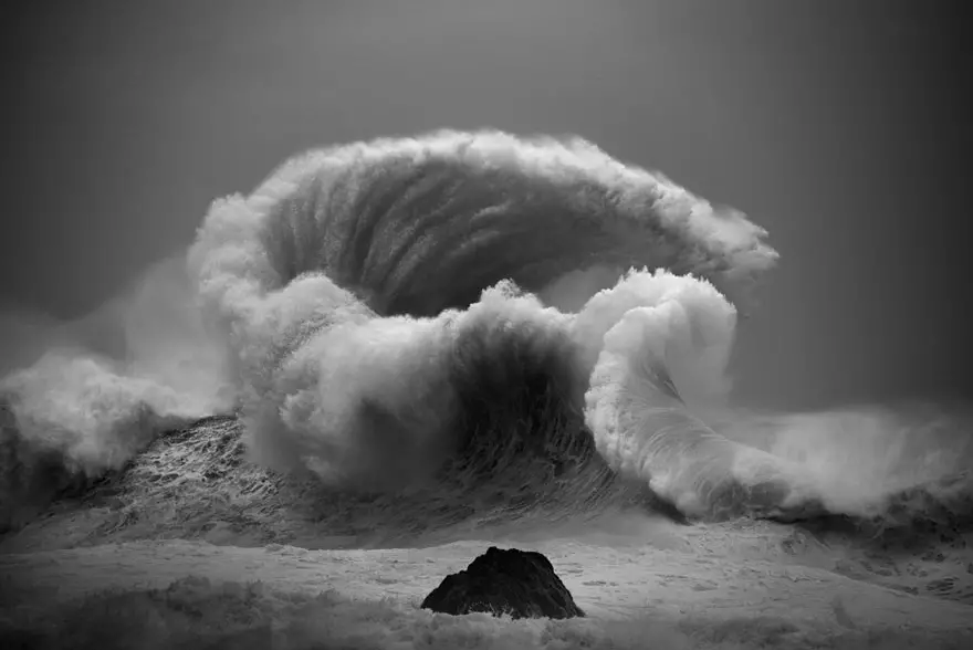 Величанствена снага океанског таласа на фотографијама Луке Схадболт