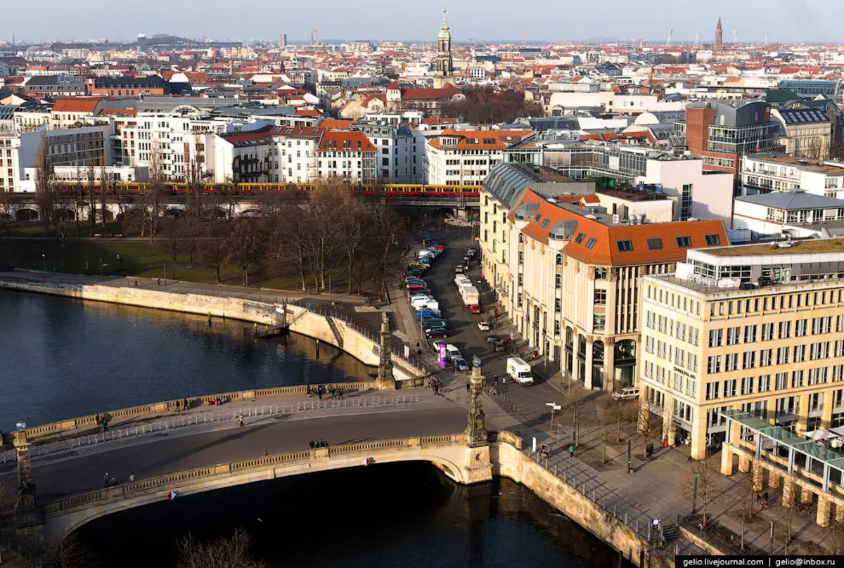 Féiert op der Musée Island Bridge Friedrich duerch de Spree