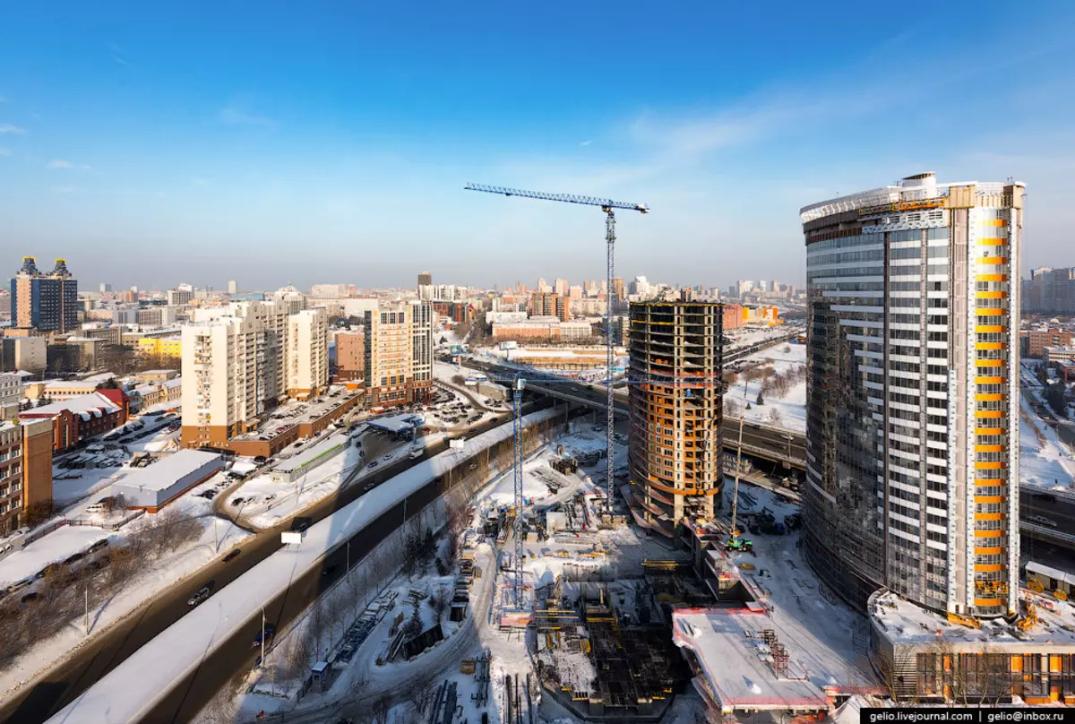 Lebuhraya Hippodrome, salah satu bangunan yang paling aktif di Novosibirsk.