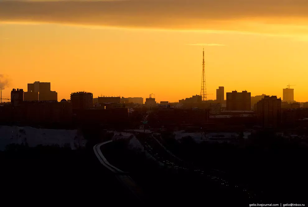 Siluet bank kiri Novosibirsk dengan menara televisyen (192 meter).