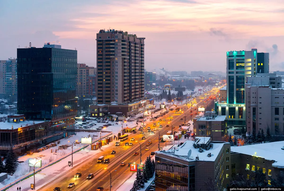 Kirov Street dan Stesen Metro Oktyabrskaya.