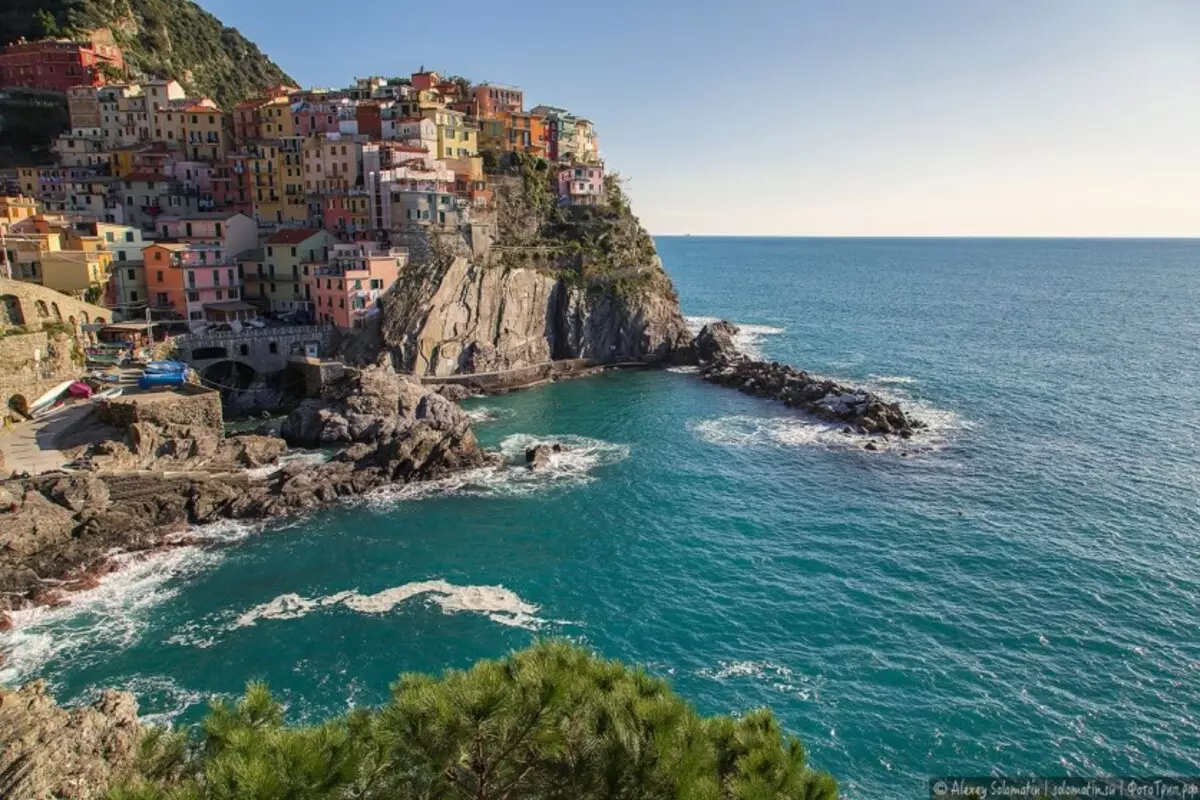 Mma dị ịtụnanya nke Manarola, Italy. Foto nke Alexey Solomatina 8682_1