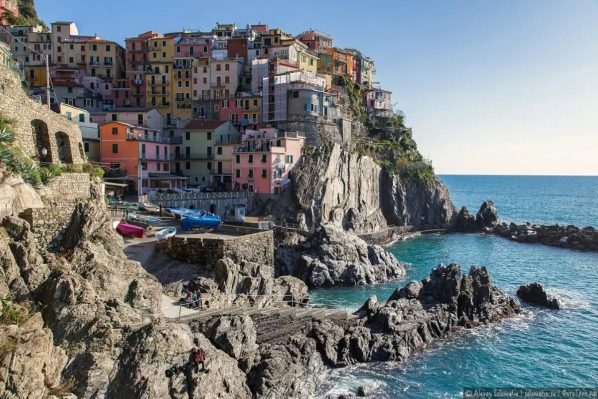 Mma dị ịtụnanya nke Manarola, Italy. Foto nke Alexey Solomatina 8682_25