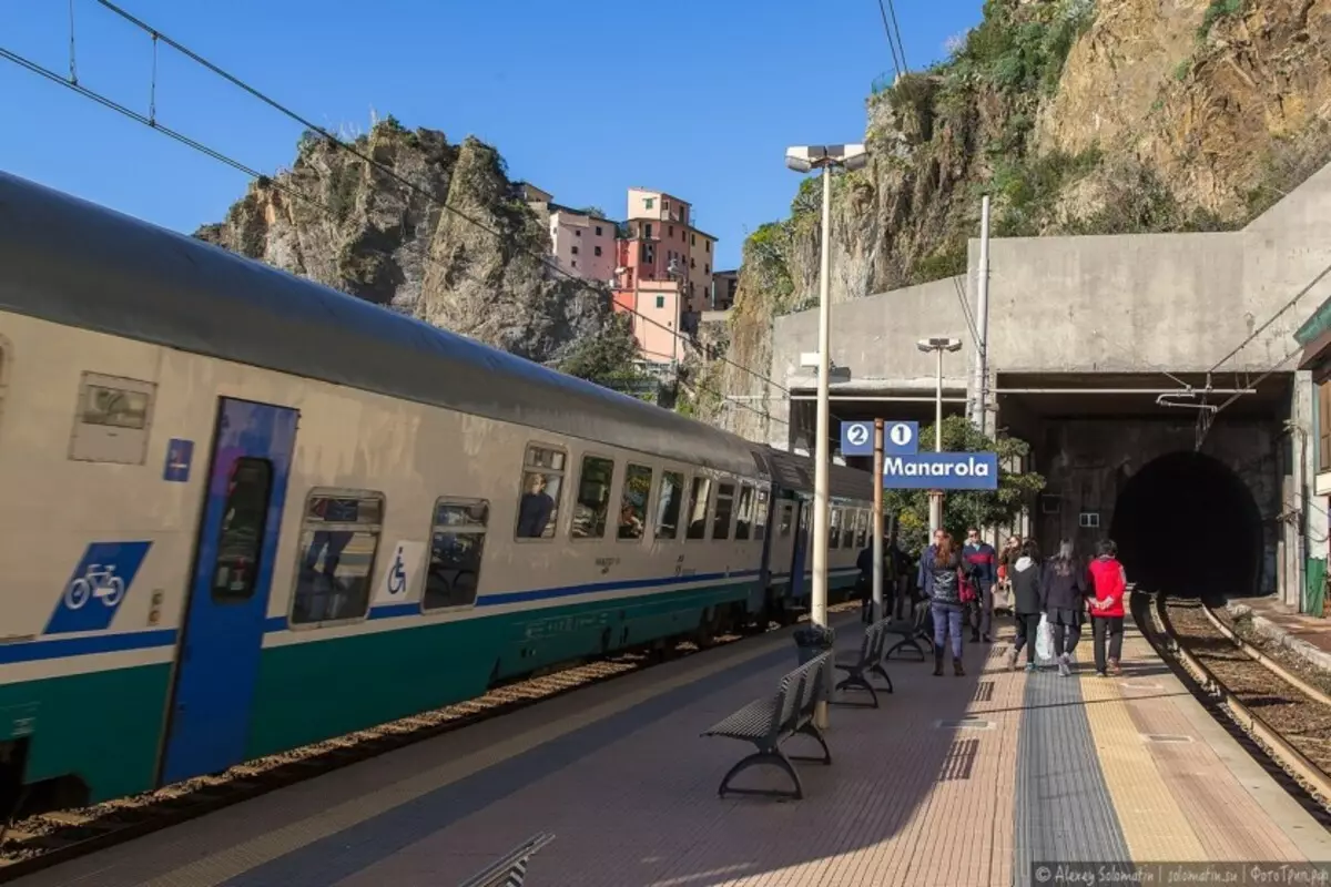 Mma dị ịtụnanya nke Manarola, Italy. Foto nke Alexey Solomatina 8682_3