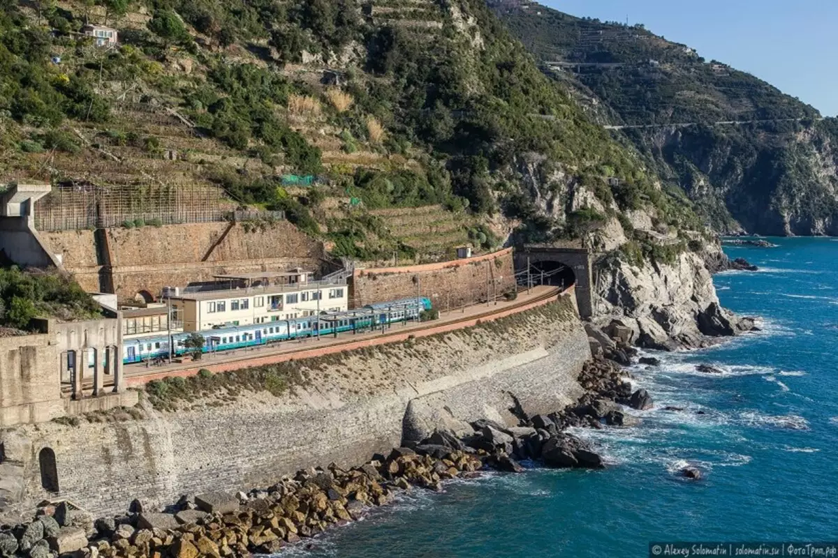 Mma dị ịtụnanya nke Manarola, Italy. Foto nke Alexey Solomatina 8682_39