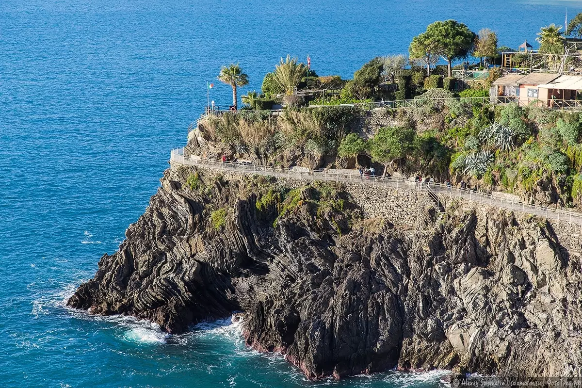 Mma dị ịtụnanya nke Manarola, Italy. Foto nke Alexey Solomatina 8682_42