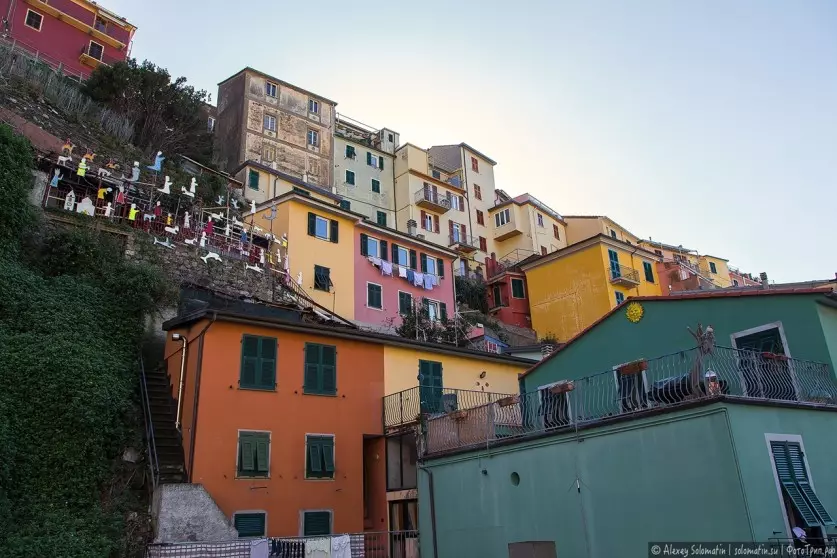 Mma dị ịtụnanya nke Manarola, Italy. Foto nke Alexey Solomatina 8682_9