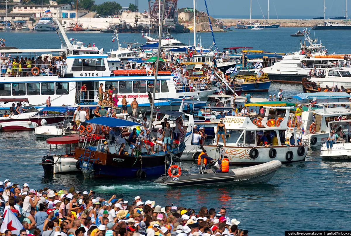 La manifestaciaj prezentoj de la Nigra Mara Floto tradicie ĝuas la proksiman atenton de la maso de la spektantaro sur tero kaj akvo.