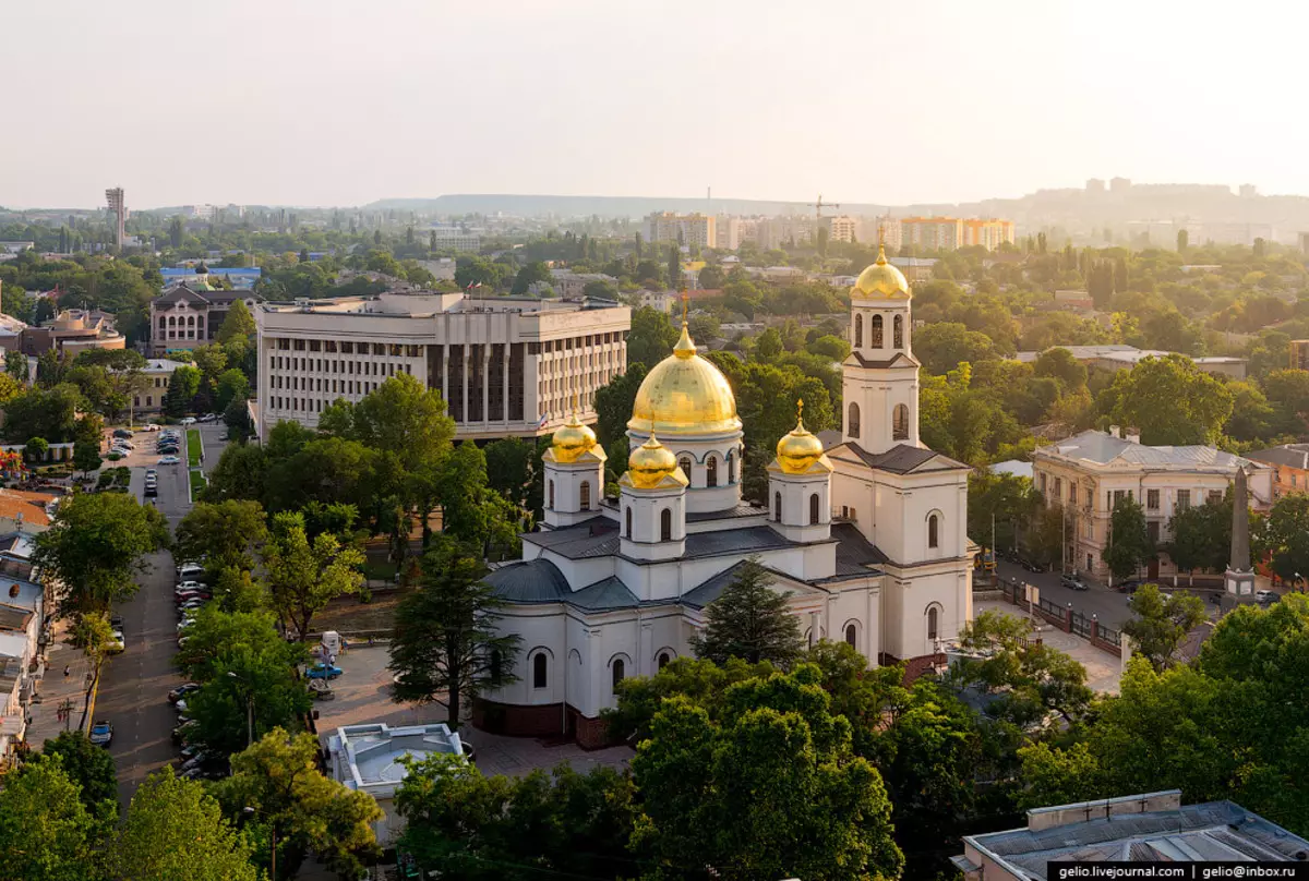 Restarigita Alexander Nevsky Cathedral de Simferopol