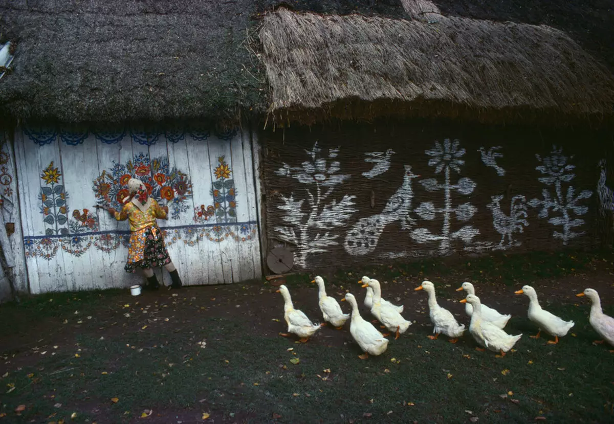 Ang buhay ni Poland noong unang bahagi ng dekada 1980 sa mga gawa ng photographer na si Bruno Barbie