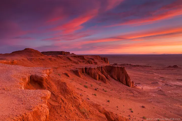 Enchanting Dawn e unha porción da noite do deserto de Gobi. Photographer Anton Petrus. 9837_1