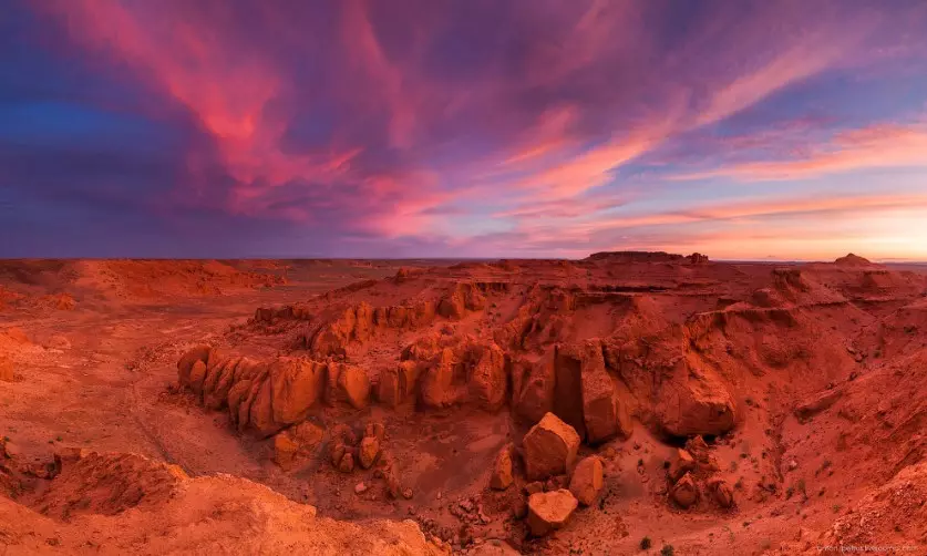 Enchanting dawn and a slice of the night of the Gobi desert. Photographer Anton Petrus 9837_10