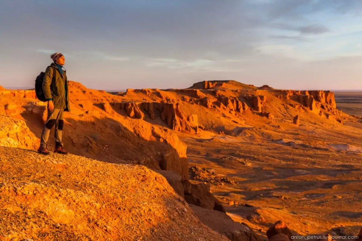 Enchanting dawn and a slice of the night of the Gobi desert. Photographer Anton Petrus 9837_15