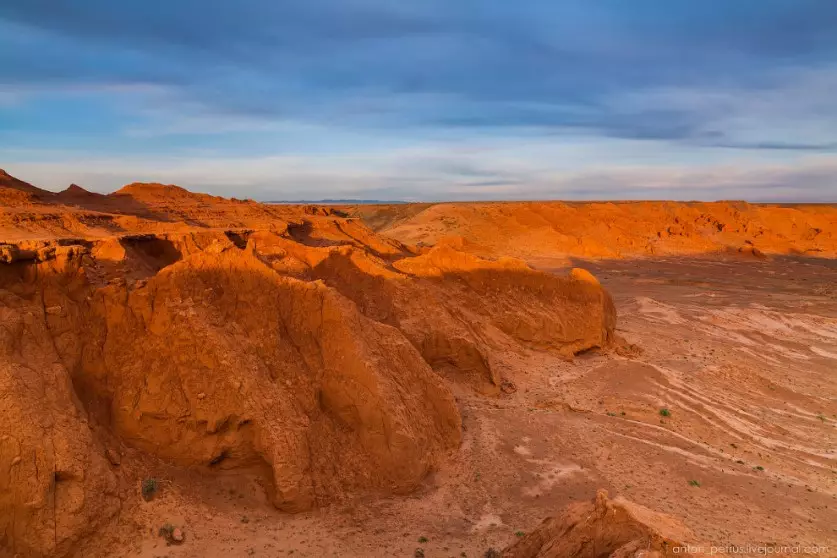 Ho kenya Dawn le sengoathoana sa bosiu ba lehoatata la Gobi. Setšoantšo sa setšoantšo sa Anton Petrus 9837_17