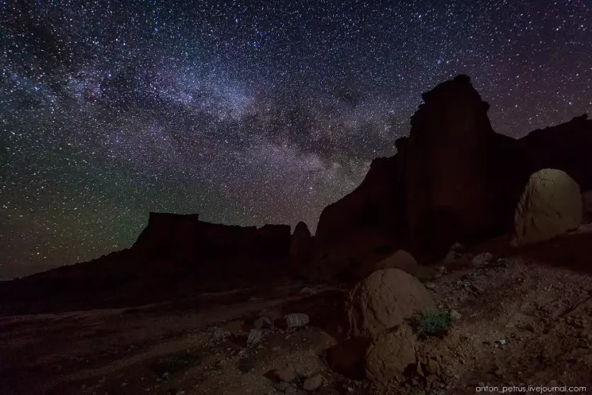 Enchanting dawn and a slice of the night of the Gobi desert. Photographer Anton Petrus 9837_3